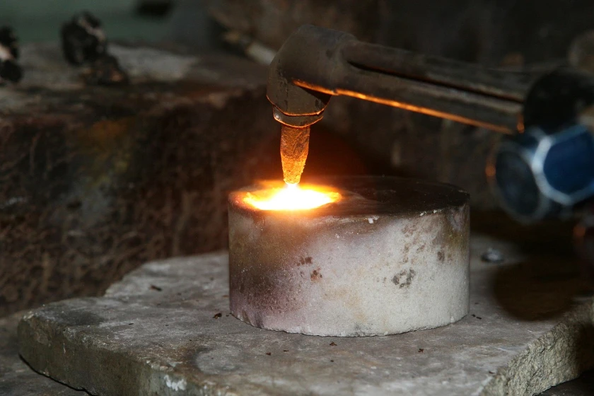 Gold Gains Modestly Despite Strong Dollar and Fed Uncertainty