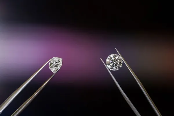 De Beers Cuts Diamond Prices Amid Global Market Slump