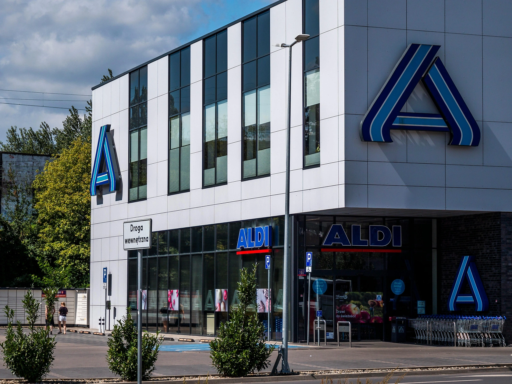 UK Grocery Sales Rise 3.8% as Shifts to Value & Health Drive Market