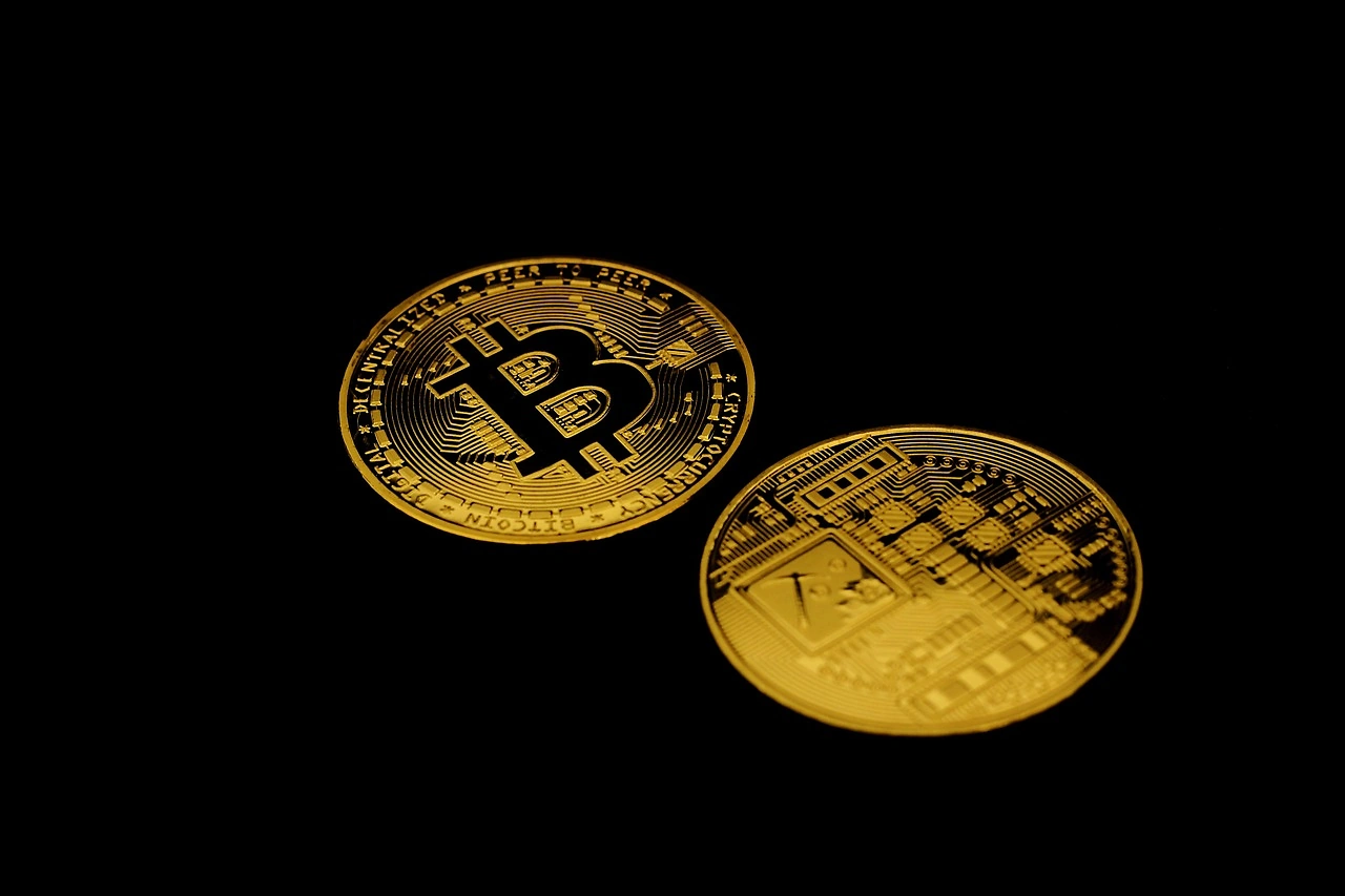 Gold and Crypto Diverge as Tariff Tensions Ease