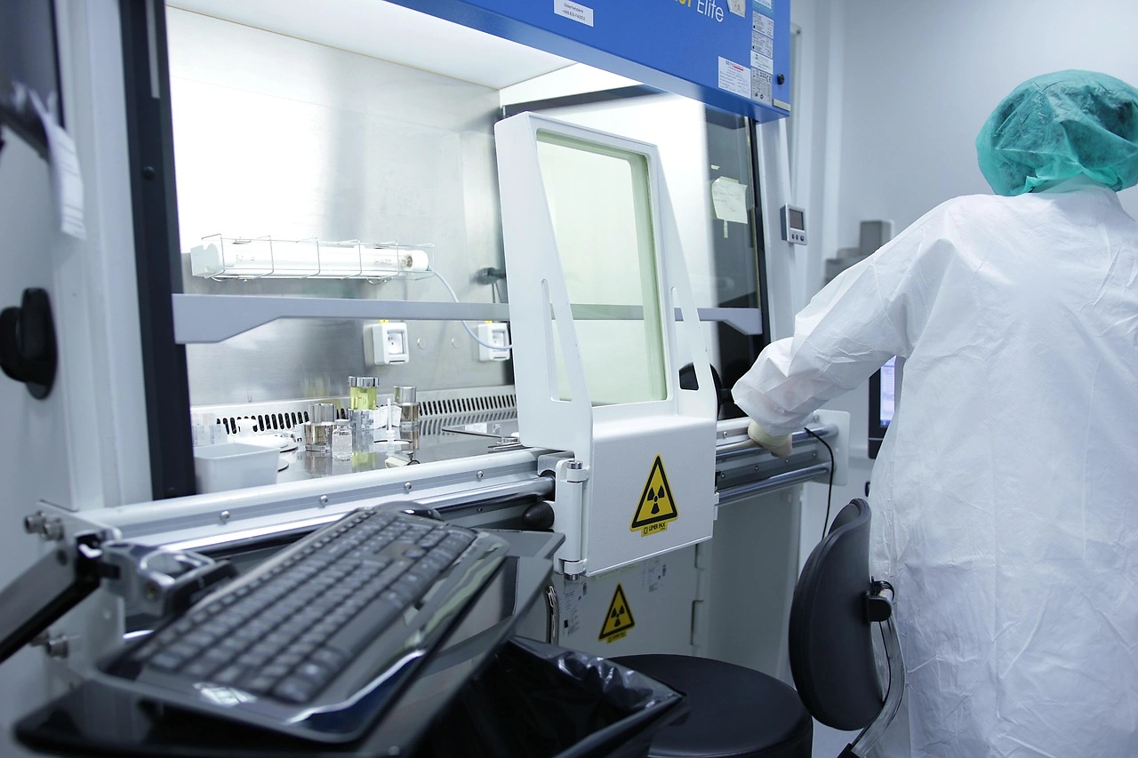Research Tools Sector Reports Mixed Q4 2025 Results Amid Market Pressure