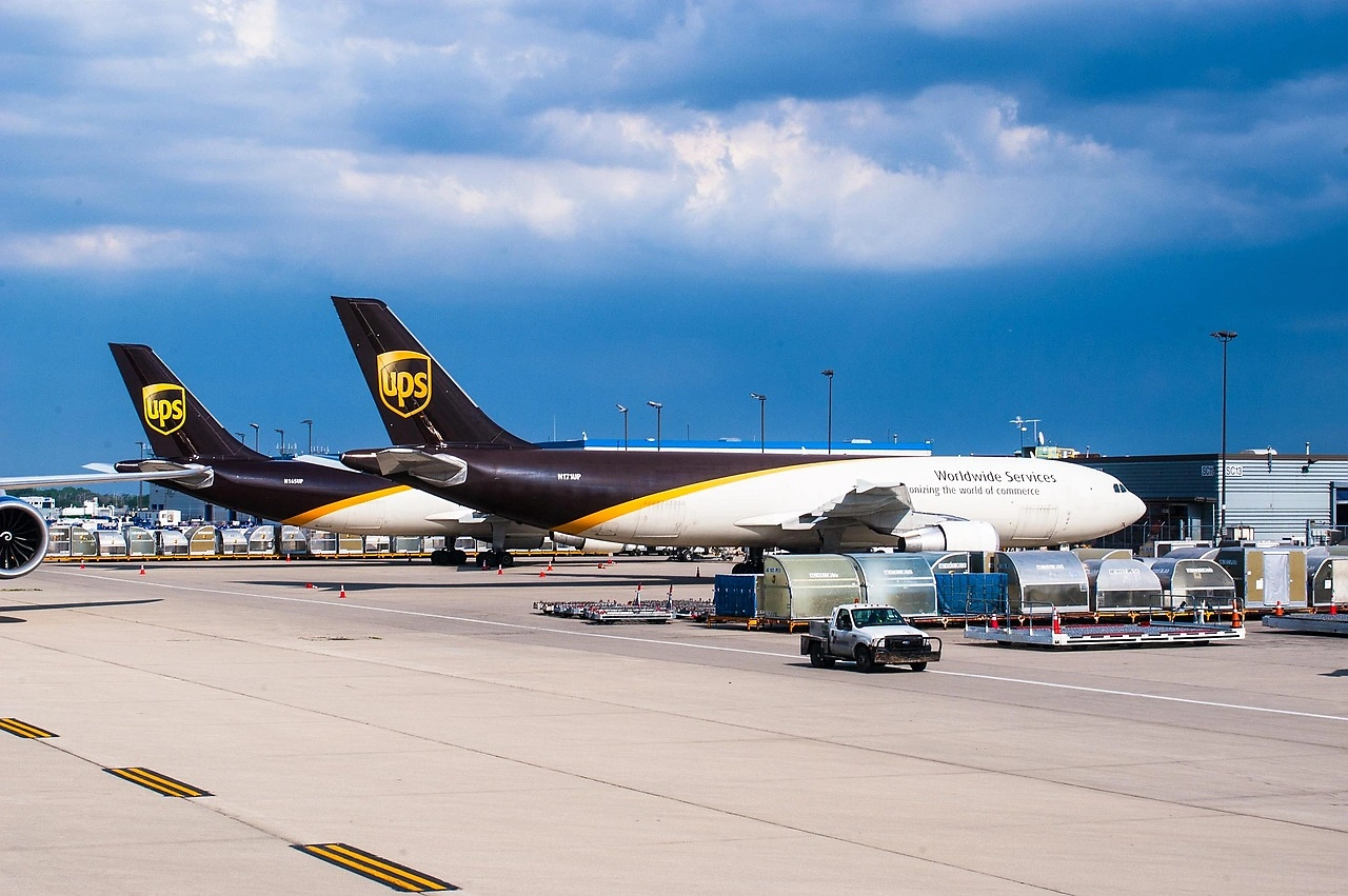 FAA Issues Airworthiness Directive for Boeing 747-8F Freighters Over Cracking Concerns