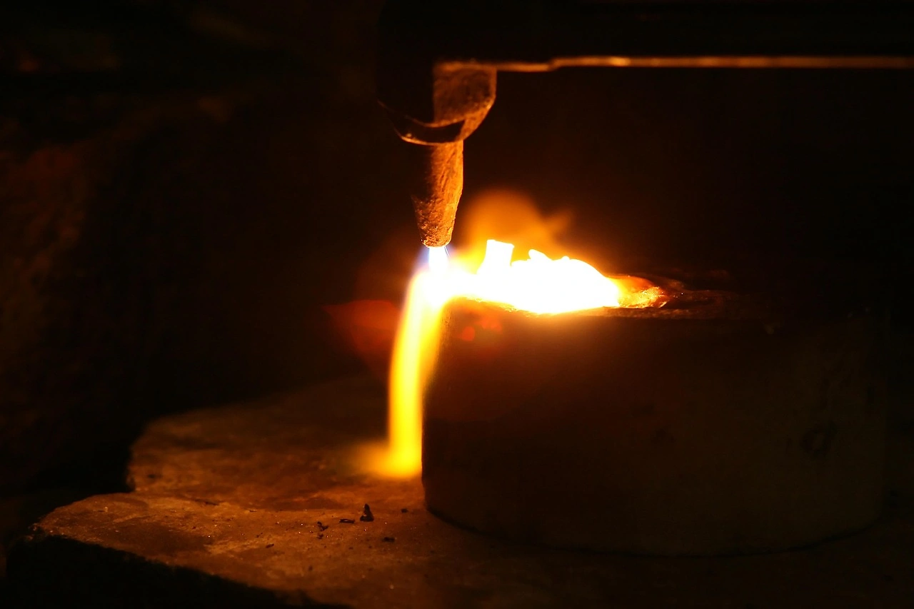 Gold Prices Surge Past $5,250 Amid US-Iran Tensions