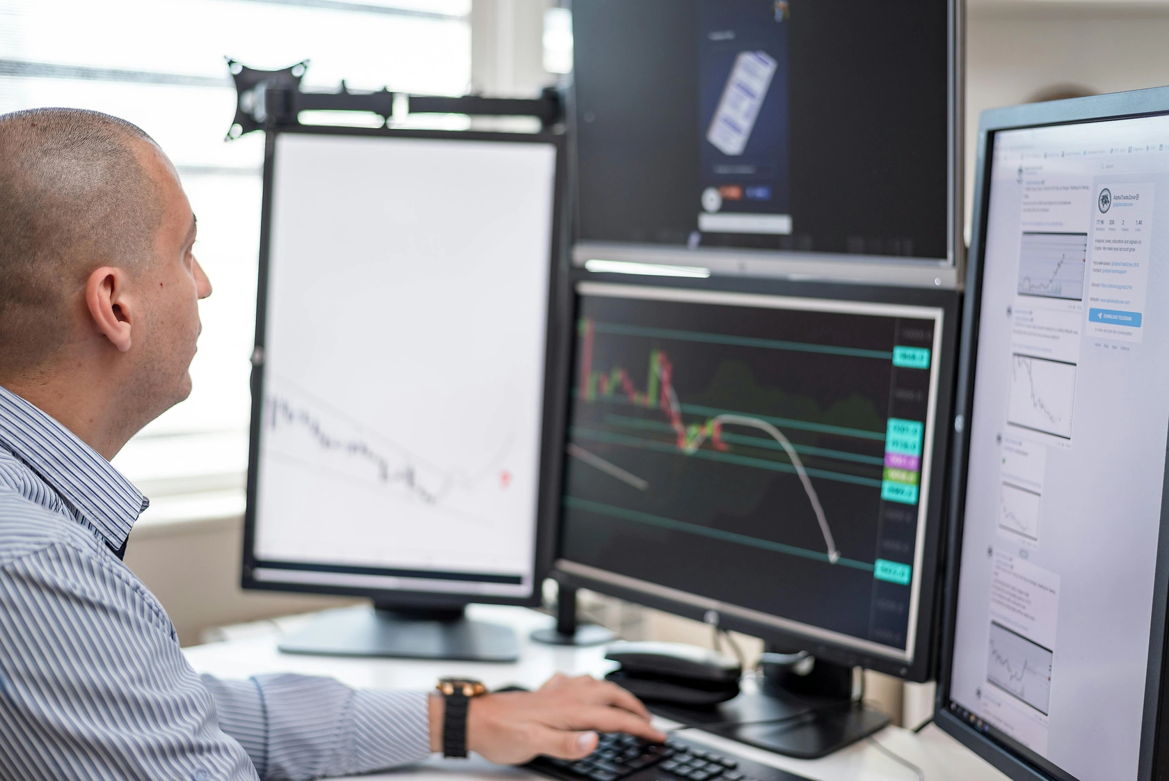 Business Services Stocks Lag S&P 500; Amdocs, Interface, Amphenol Analyzed