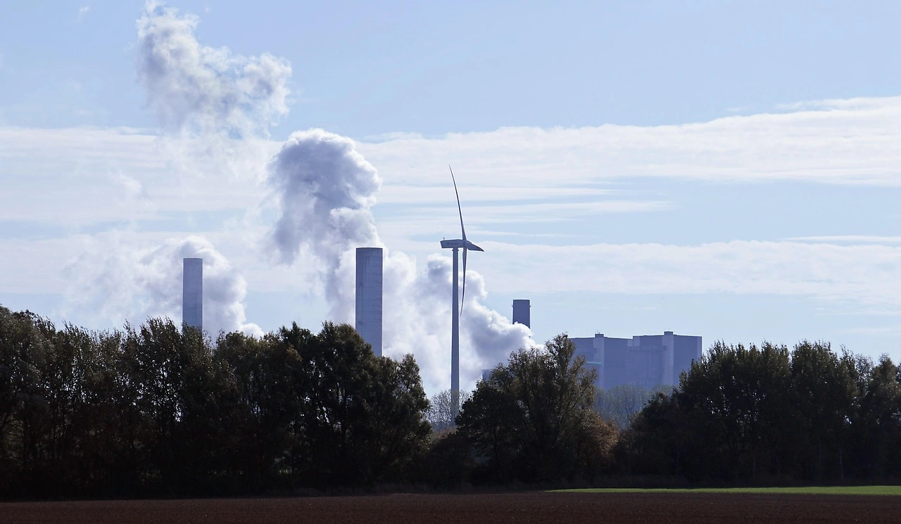 China's 2025 Coal Production Hits Record 4.83 Billion Tons Amid Clean Energy Growth