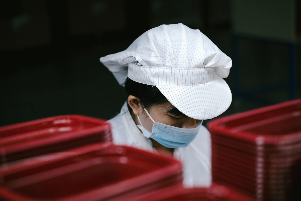China's Factory Activity Contracts More Than Forecast in February 2026