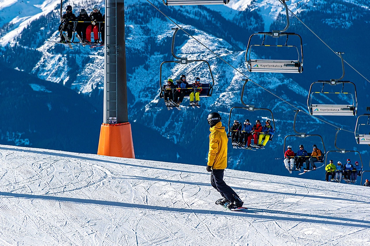 Southern Tourists Drive Ski Resort Boom in Northern China