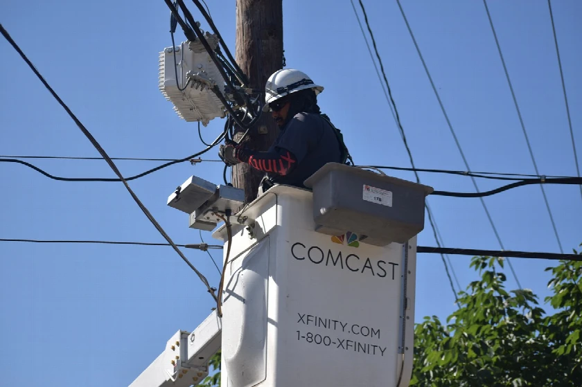 Comcast's Fourth-Quarter Earnings: Broadband Challenges & Strategic Shifts