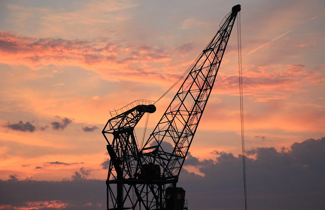 Manitowoc Stock Rises 4.7% on December 3, 2025, Fueled by Sector Sentiment