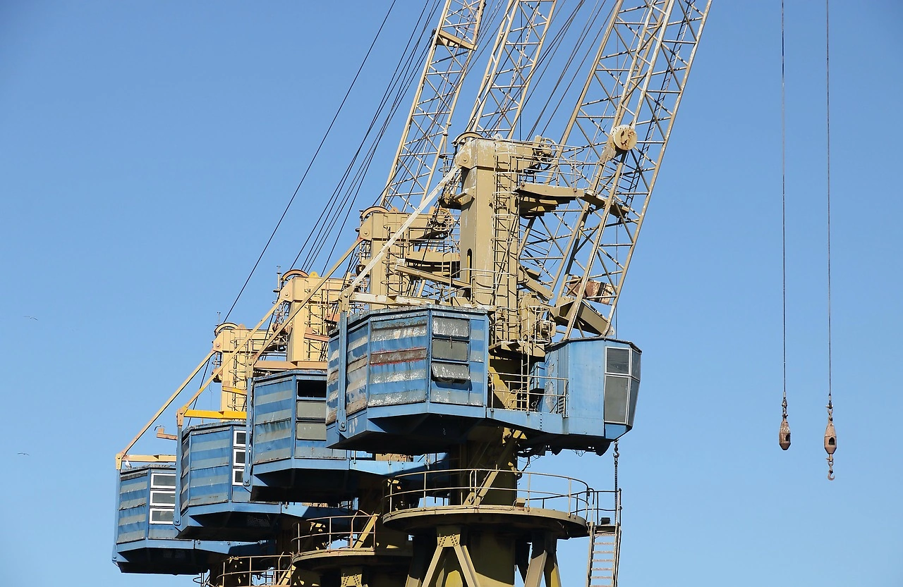 Moroccan Firm Completes Crane Dismantling at Casablanca Port