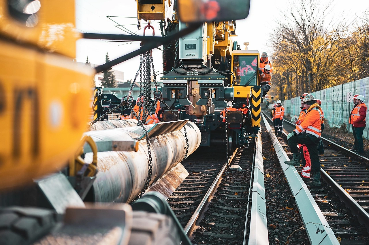 Consolidated Guidance Issued for Cranes Operating Near Railways