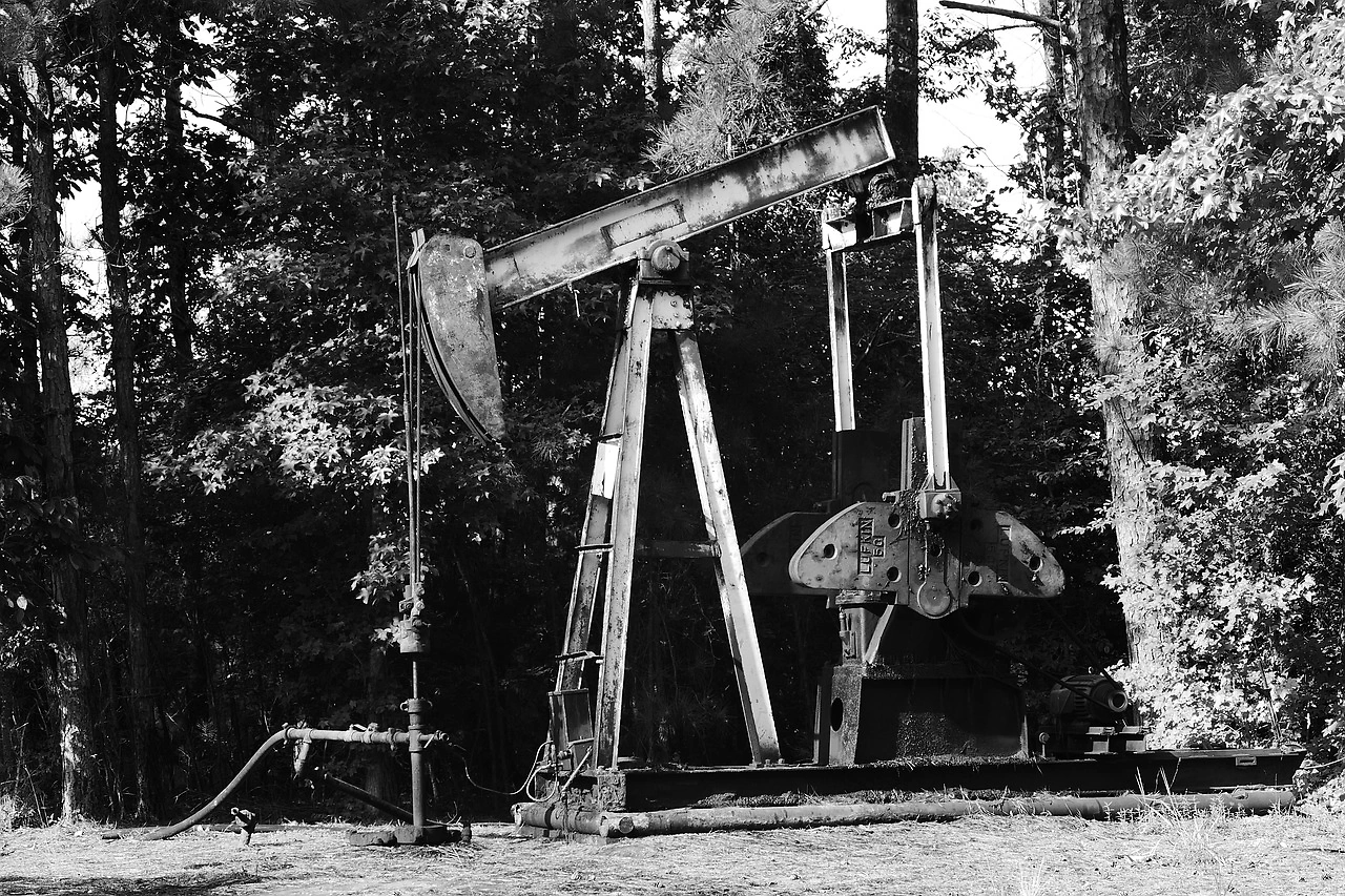 Oil Prices Drop as US Announces Israel-Lebanon Ceasefire, Strait of Hormuz Talks Continue