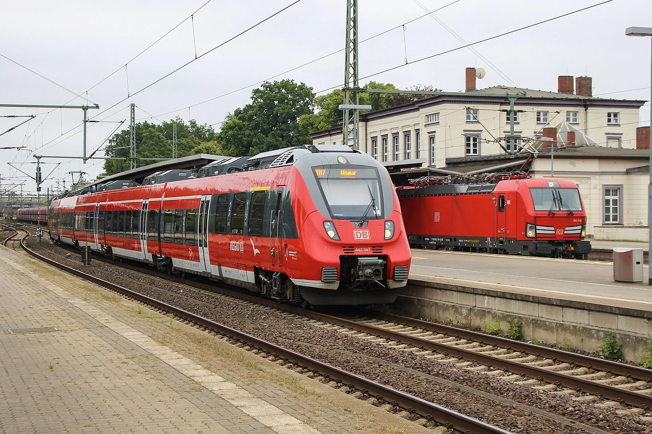 DB Cargo UK Tests Stadler Class 93 Tri-Mode Locomotive in Fleet Review