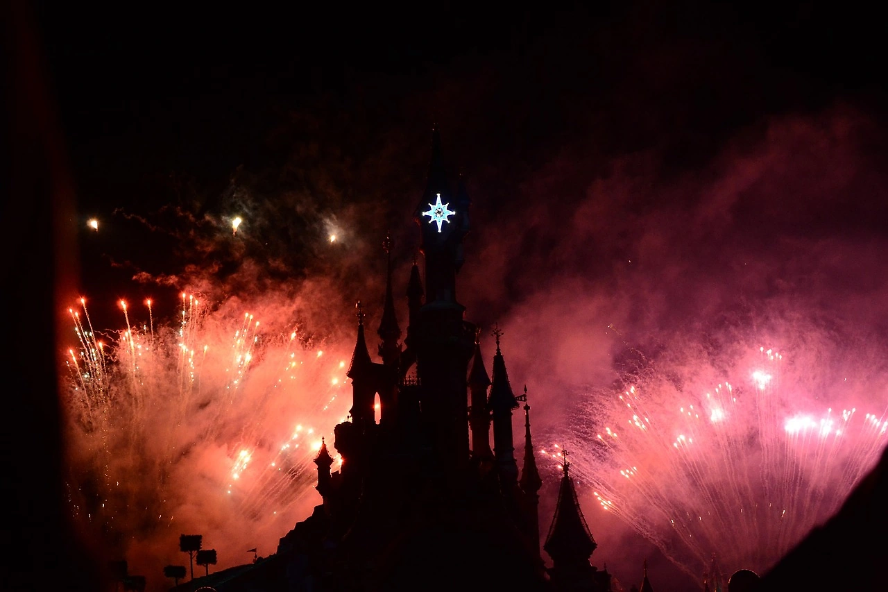 Weekly Market Outlook: Disney, CoreWeave Earnings in Focus Amid Shutdown Delays