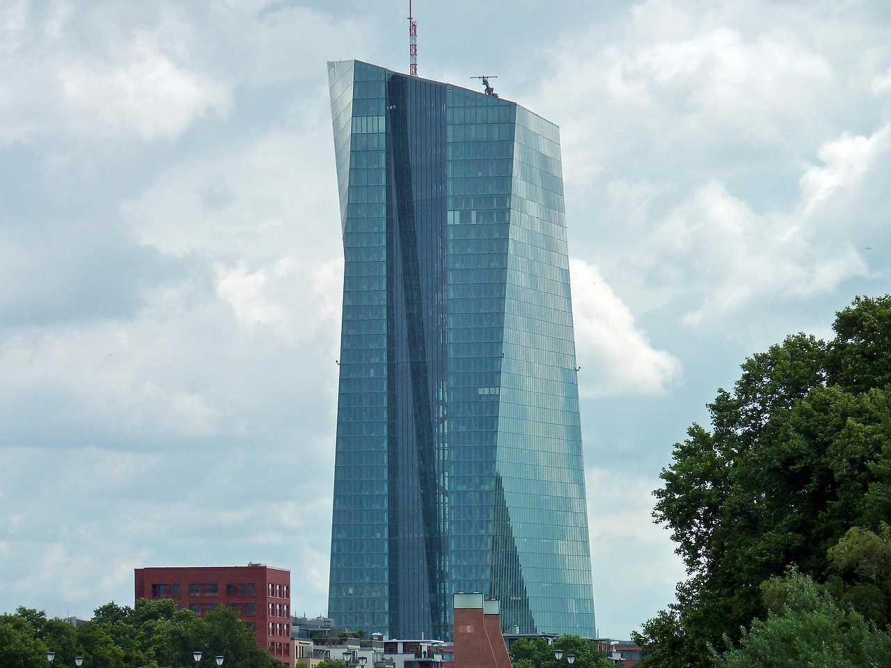 Central Banks in US and Canada Cut Rates, Signal Caution on Further Easing