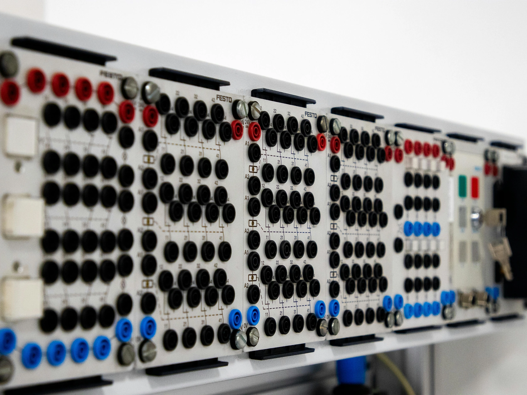 TE Connectivity Projects Q2 Profit Above Estimates on AI and Data Center Demand