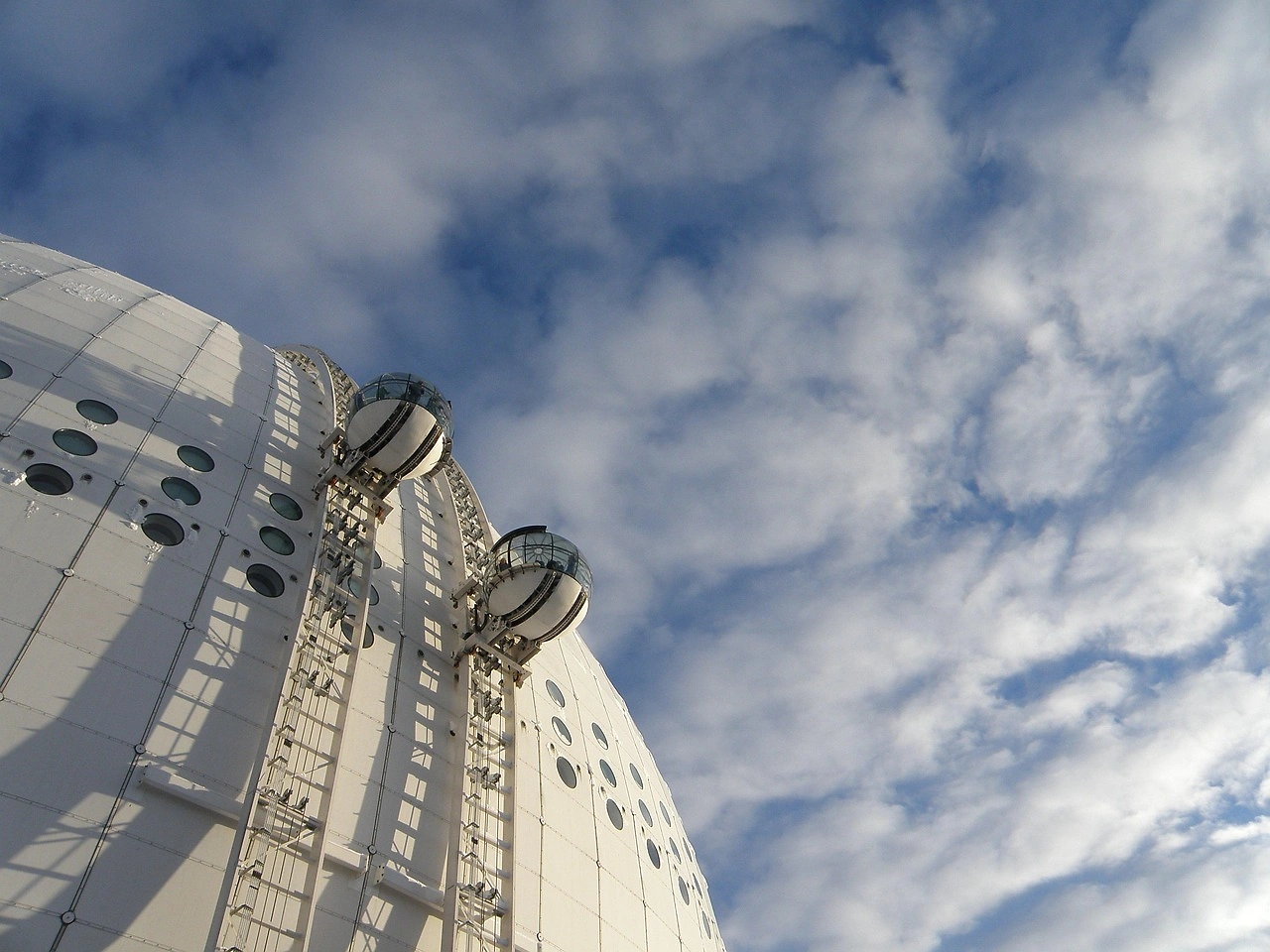 Ericsson Beats Q4 2025 Earnings Forecast, Announces $1.7B Share Buyback