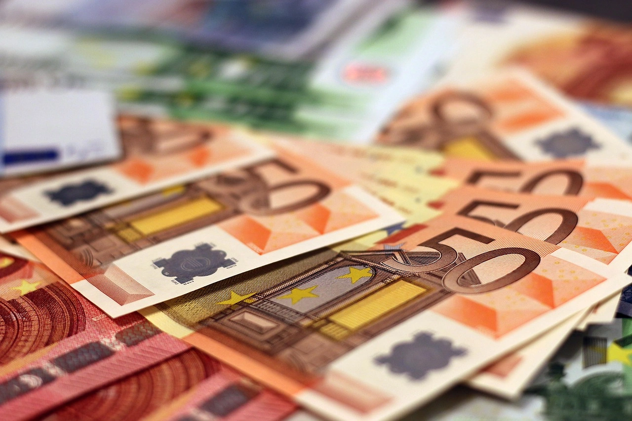 Holiday Trading Sees Yen Record Low, Gold Surges Past $4,400