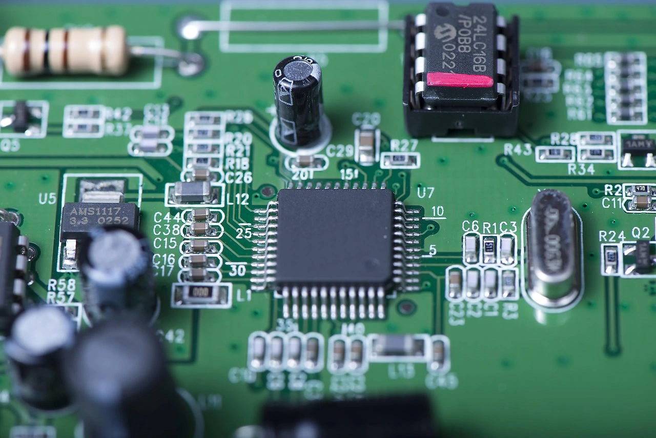 Review Highlights Interface Dipole Engineering as Key to Advancing Transistors