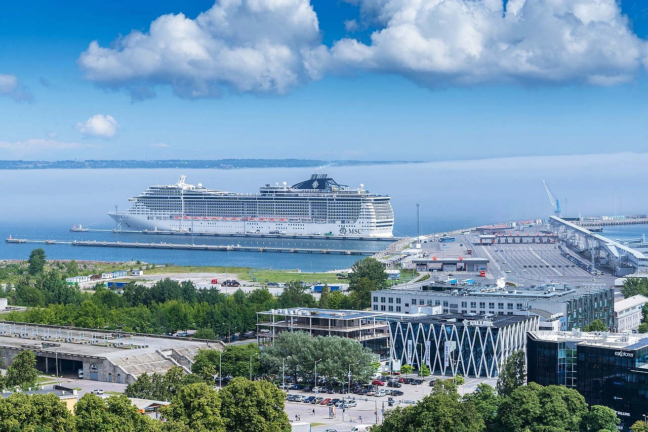 Navigating in Fog: How the Port Stays Safe in Limited Visibility