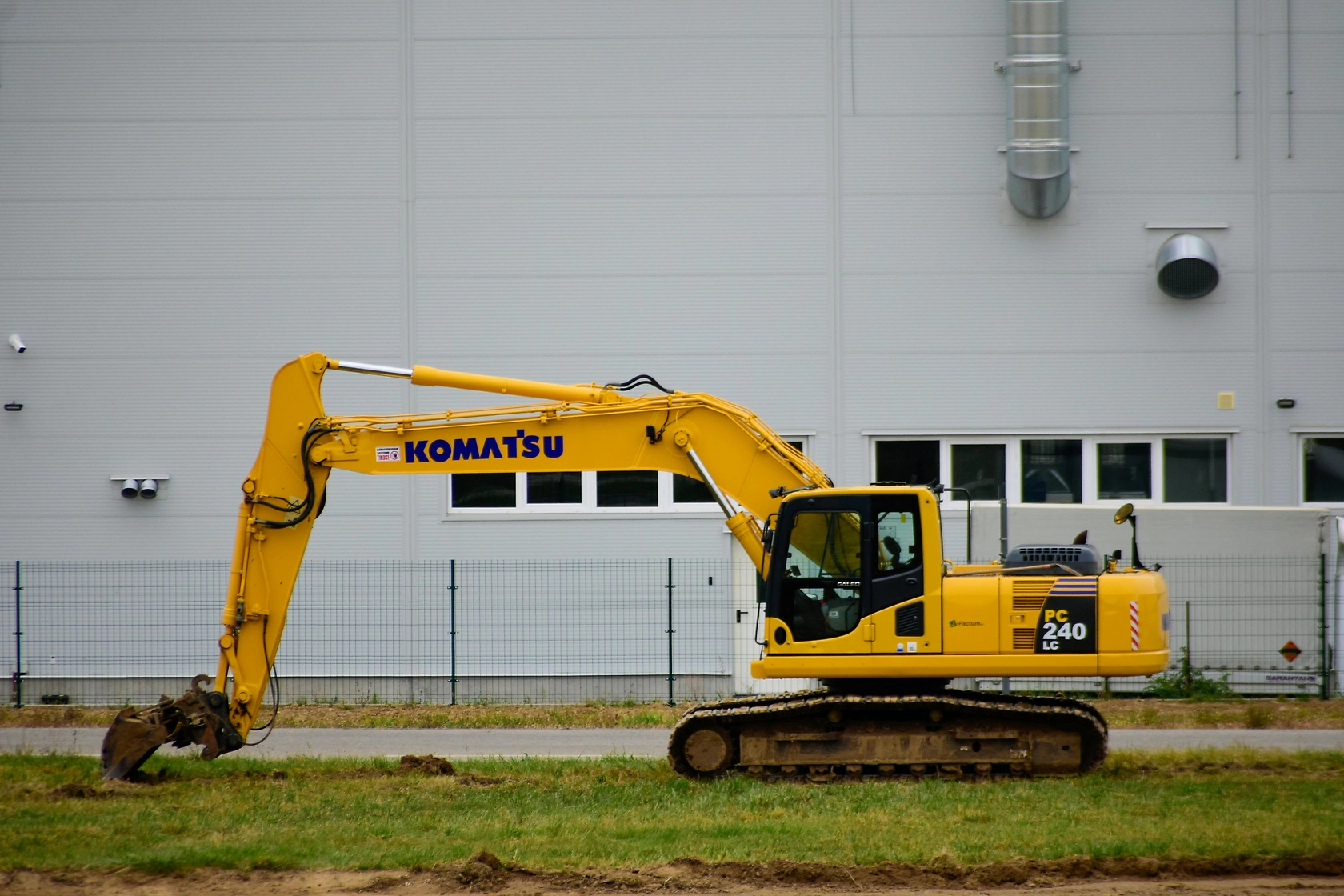 Japan's First On-Site Hydrogen Fuel Cell Excavator Test Proves Successful