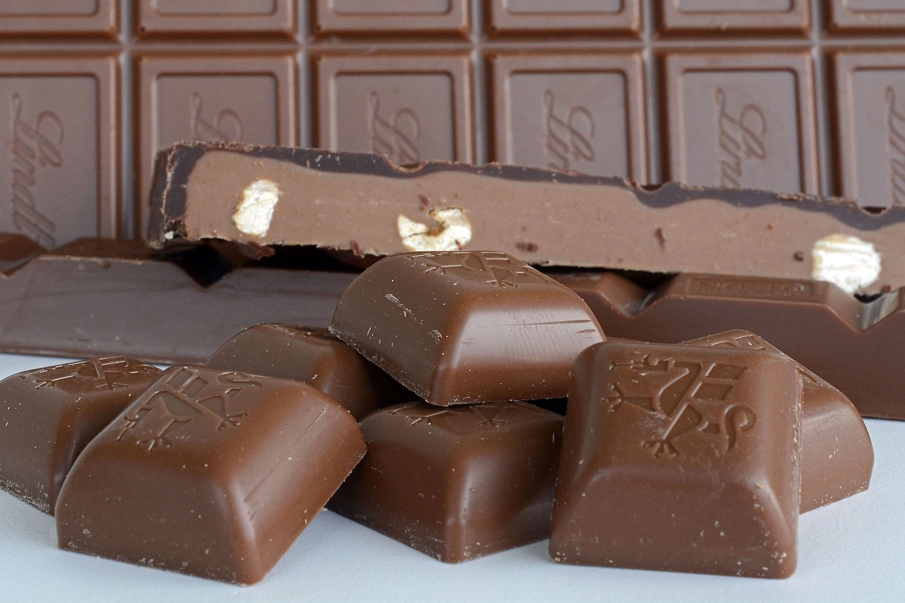 Swiss Chocolate Giants Face Diverging Fortunes Amid Rising Cocoa Prices