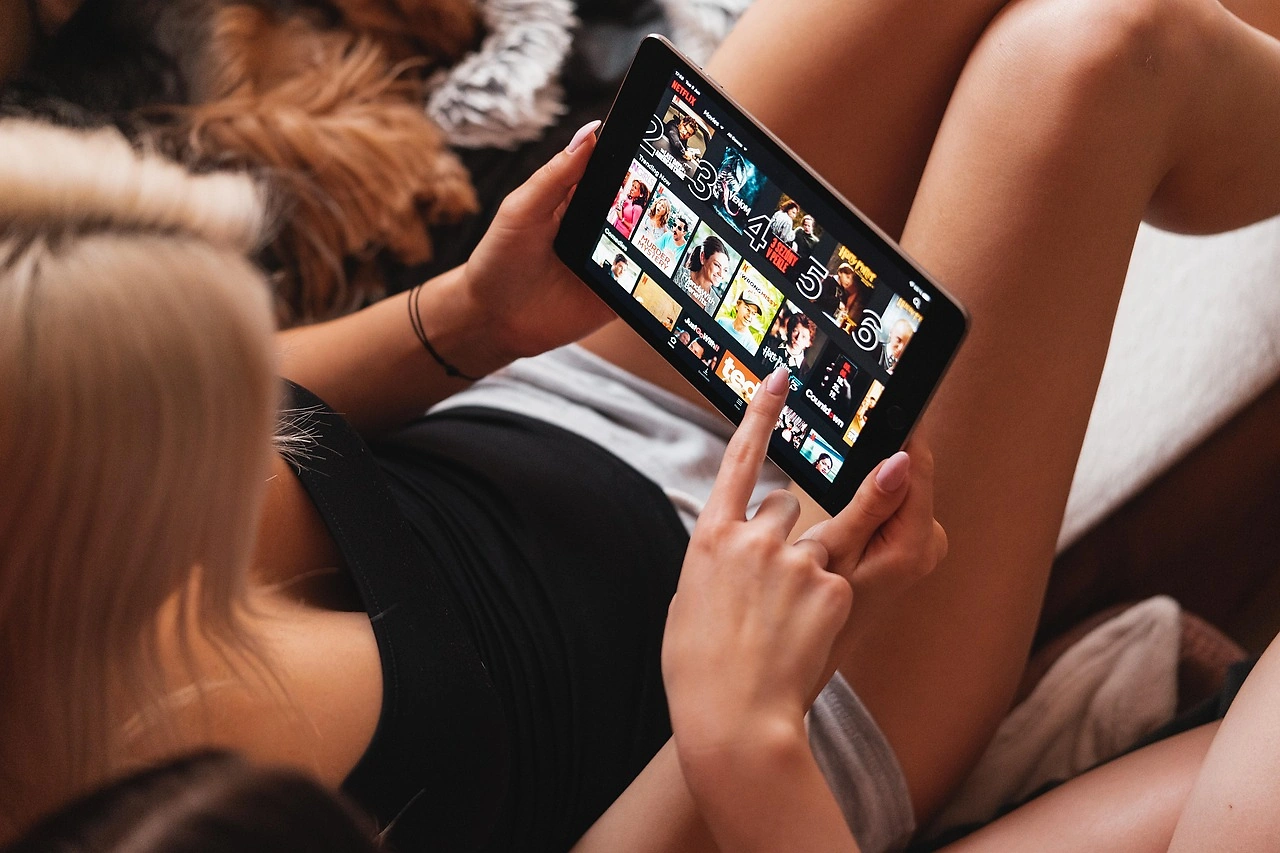 The Evolution of Television: From Shared Screens to Personalized Streaming in 2025
