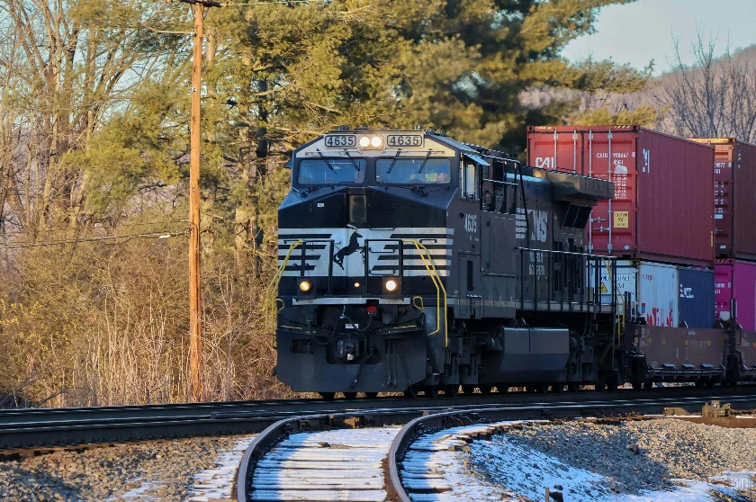 Norfolk Southern Corporation Surpasses Earnings Expectations Despite Revenue Dip