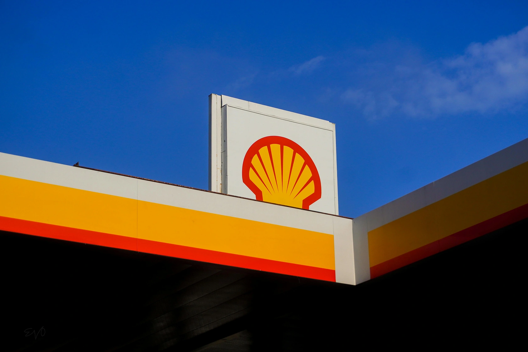 Oil Prices Decline on US Demand Fears, But Set for Weekly Gain