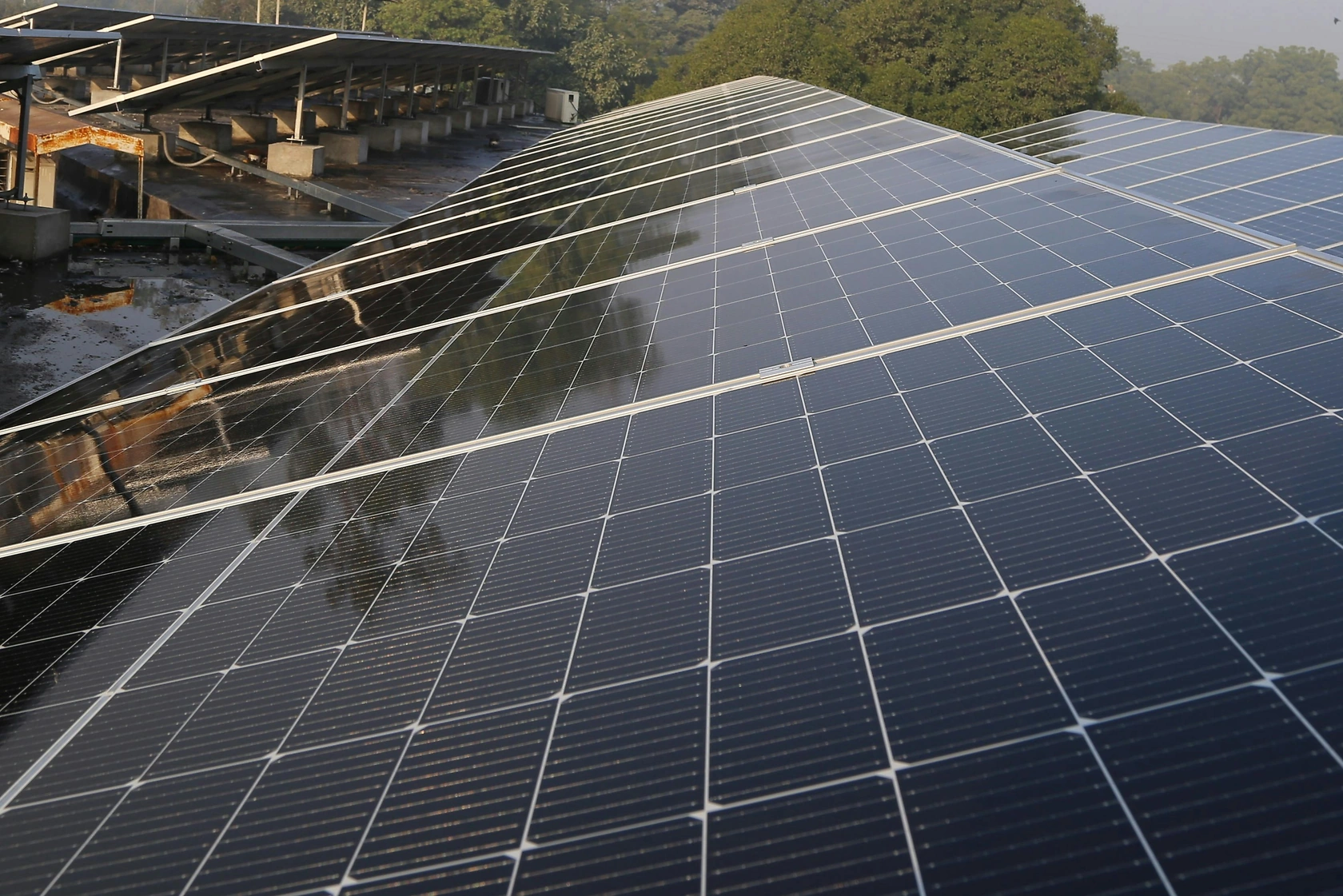 Pakistan's Solar PV Capacity Estimated at 27-33 GW, Driven by Imports