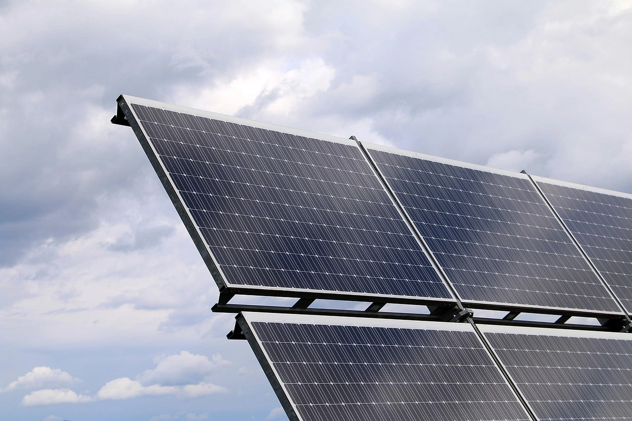Five Major Chinese Solar Firms Forecast Billions in Losses for 2025