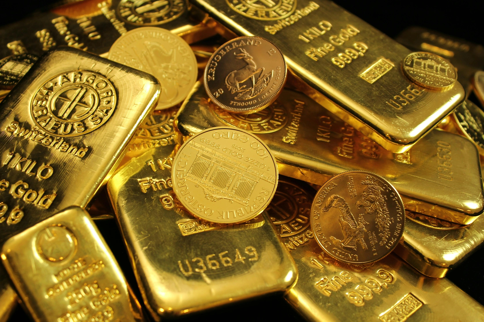 Analysts Offer Divergent Views on Gold's Trajectory for 2026