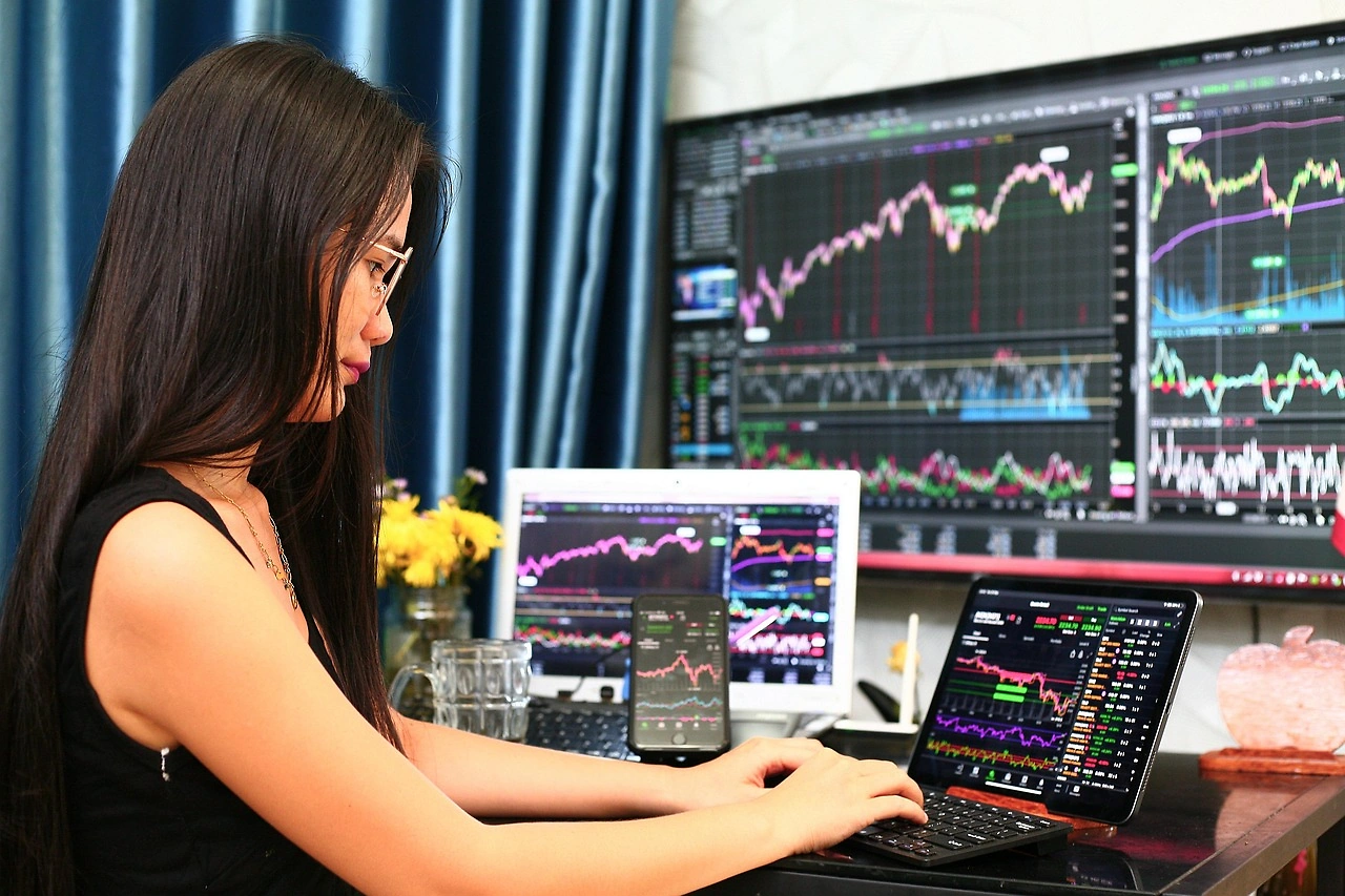 VF Corp Stock Gains 4.1% on Analyst Upgrade and Debt Redemption Plan