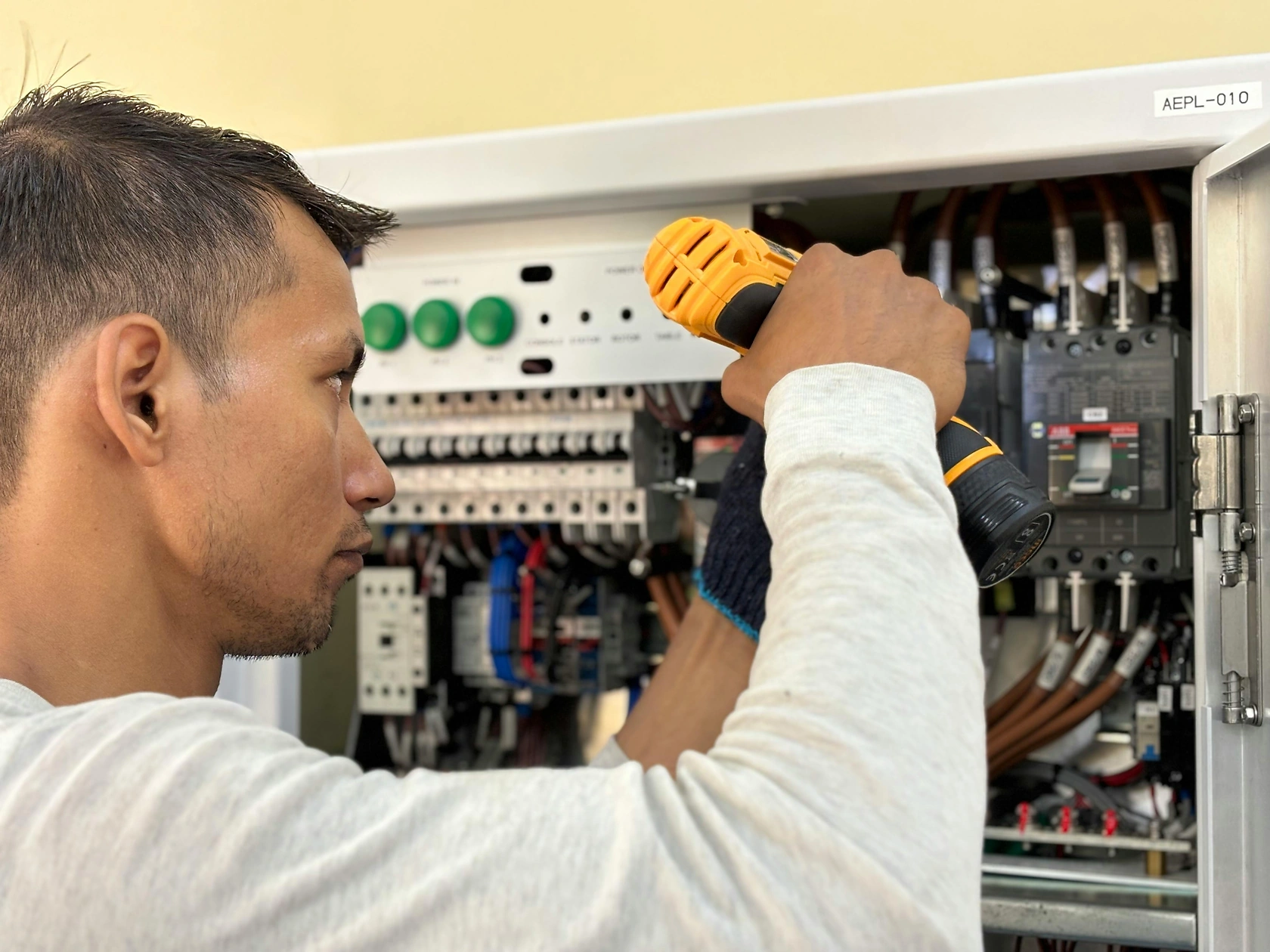 Skilled Trades Gain Appeal as Tech Boom Drives Demand for Electricians