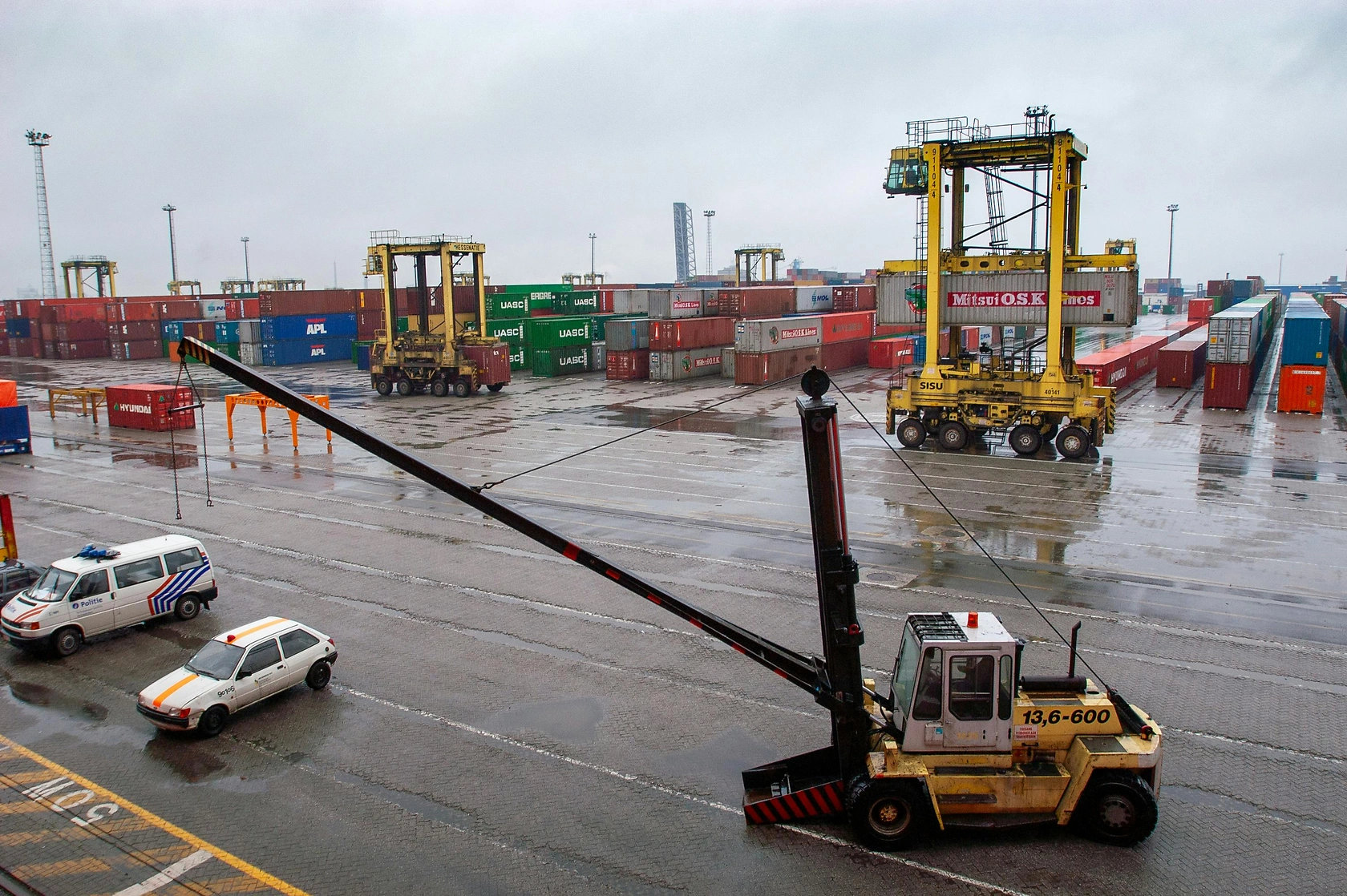 HHLA Orders 8 Hybrid Straddle Carriers from Konecranes for Hamburg Terminal