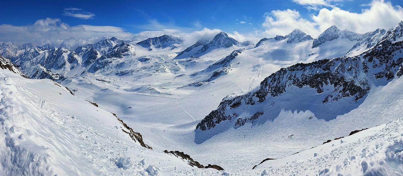 Eight Skiers Rescued Alive After Avalanche at Austria's Stubai Glacier