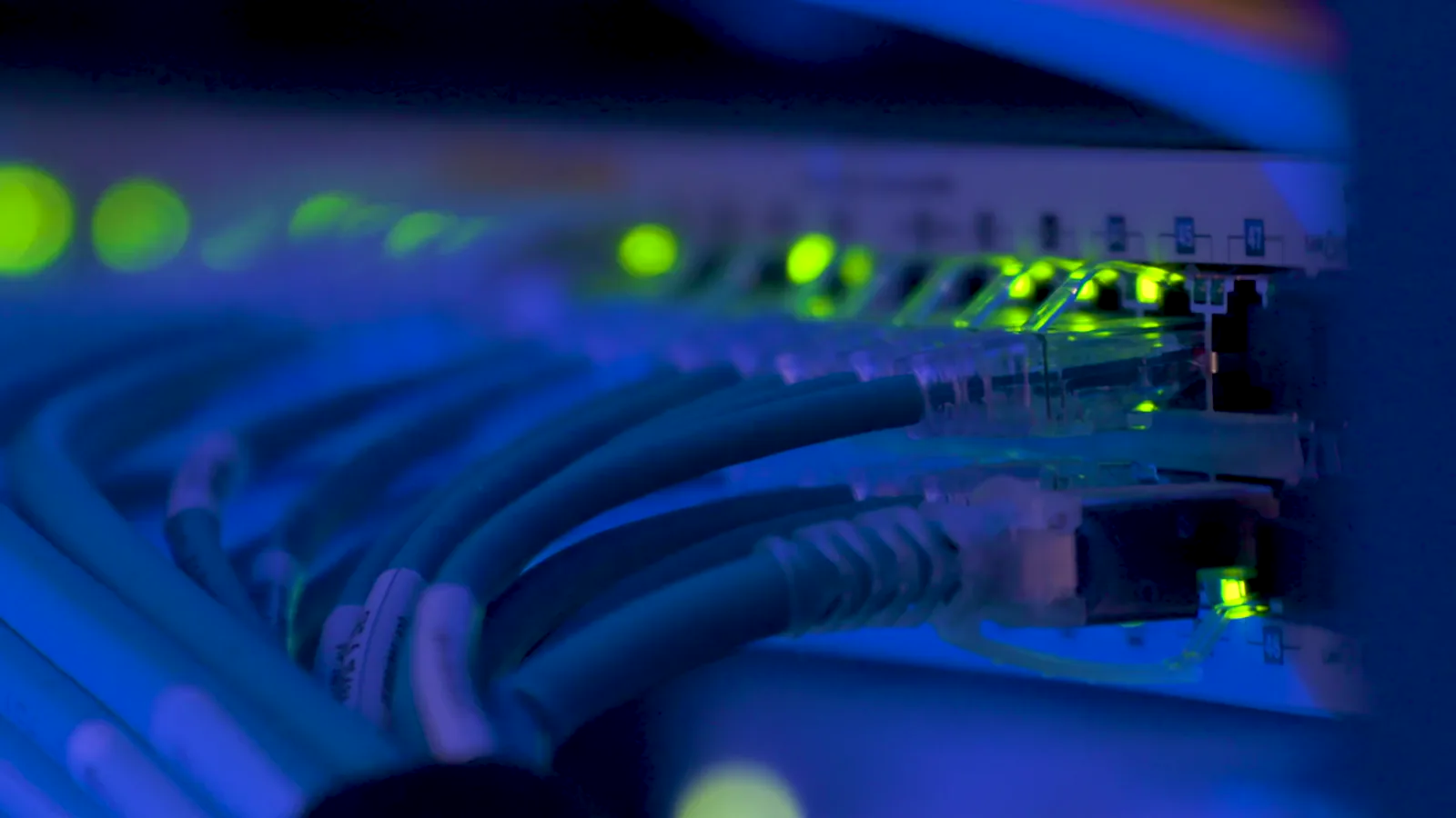 Cisco Stock Outperforms Market but Analysts Urge Caution