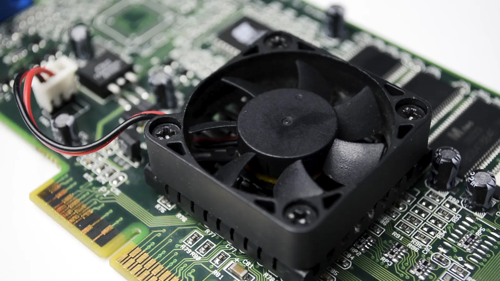 Electronic Components Sector Reports Strong Q4 Results Amid Growth and Challenges