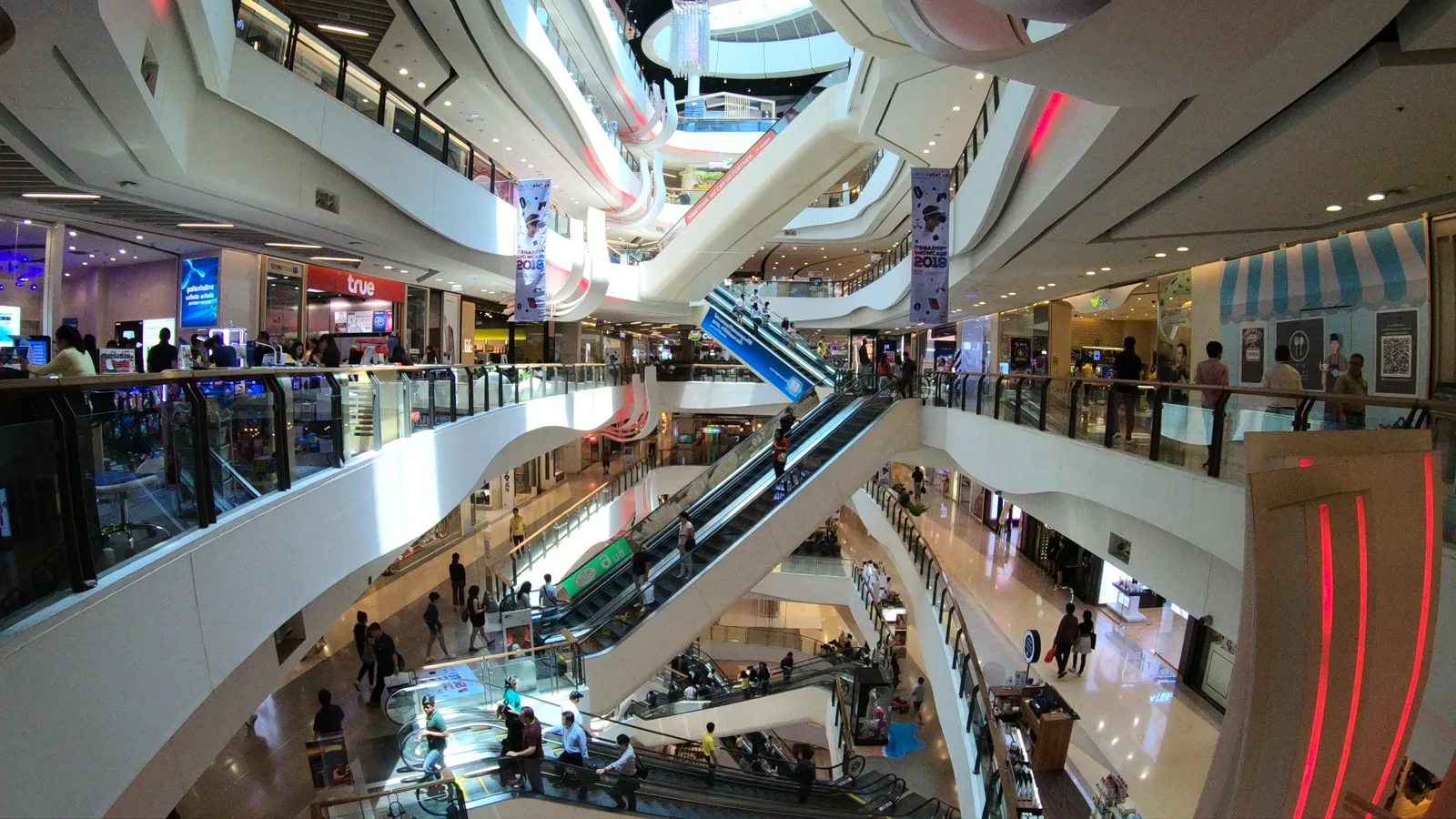 New Retail Tenants Replace EV Showrooms in China's Major Malls
