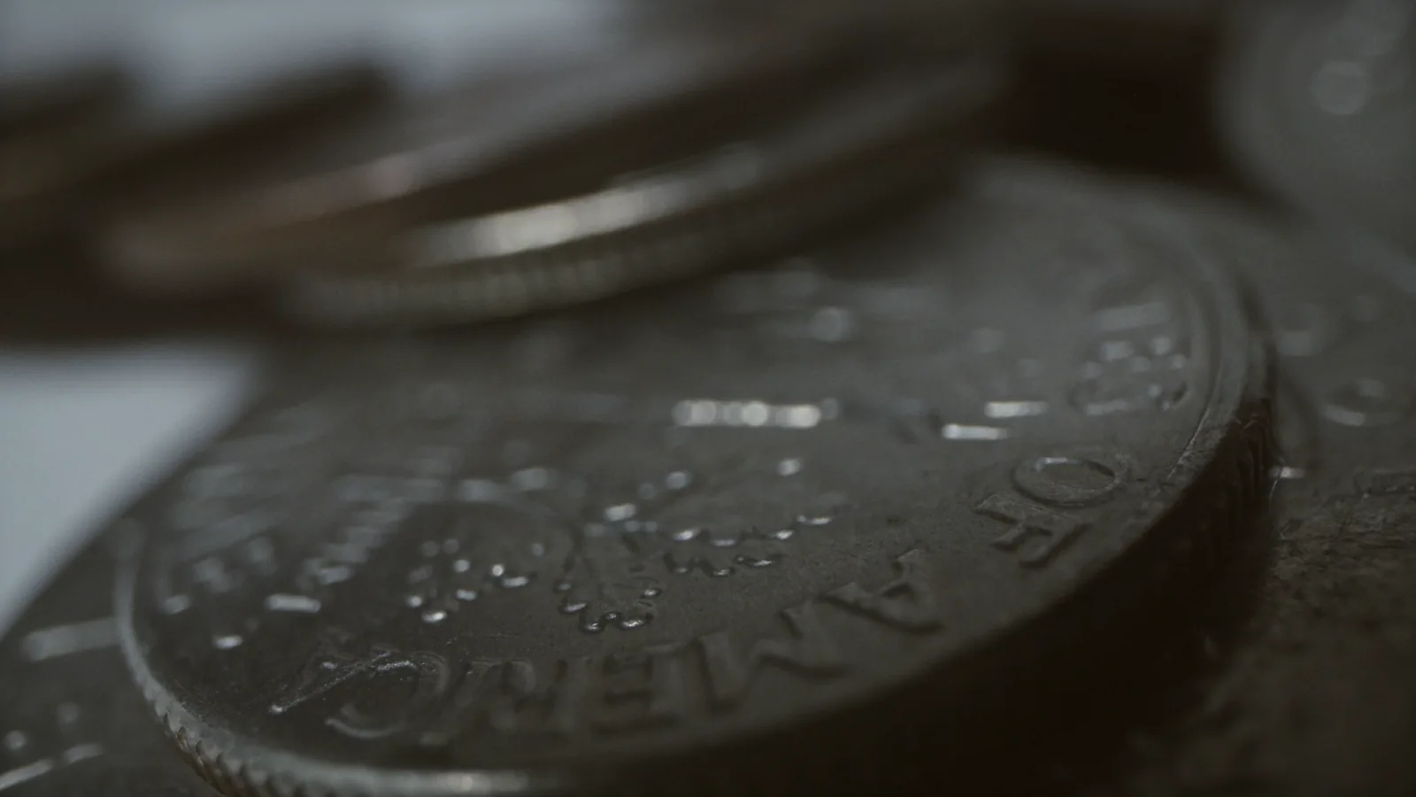 Gold and Silver Prices Dip as Strong Dollar, High Oil Outweigh Safe-Haven Demand