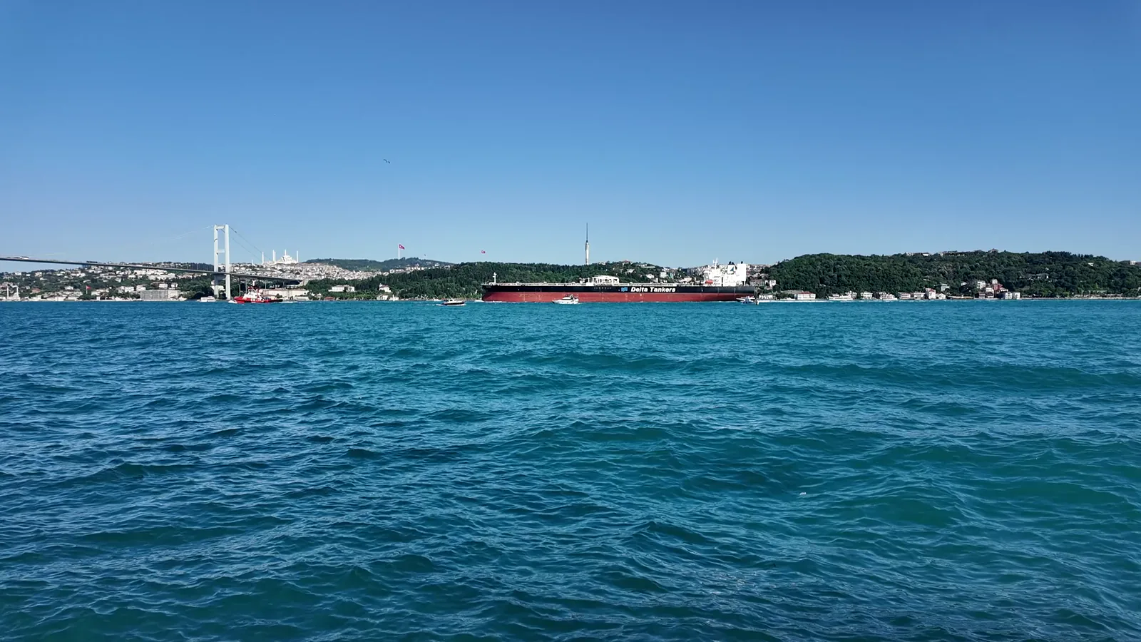 Saudi Supertankers Cross Strait of Hormuz After US-Iran Deal