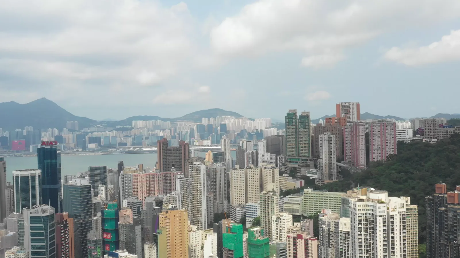 Xtep Opens First Saucony Standalone Store in Hong Kong at K11 Art Mall