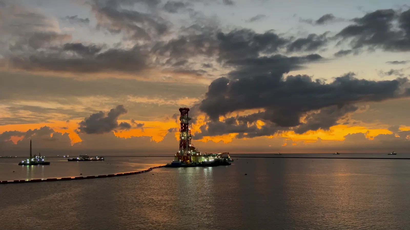 Oil Prices Dip as Markets Weigh US-Iran Talks and Strait of Hormuz Risks