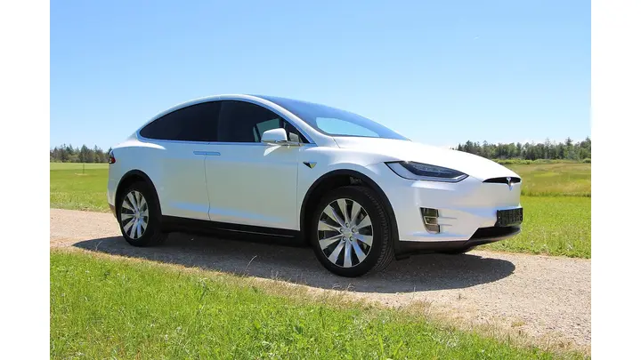 Tesla's AI and Autonomous Future: Analyst Highlights Robotaxis and Optimus