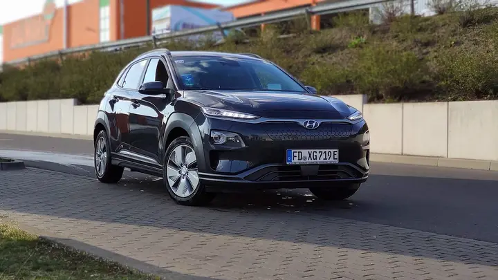 European Car Sales Decline Amid Economic Uncertainties