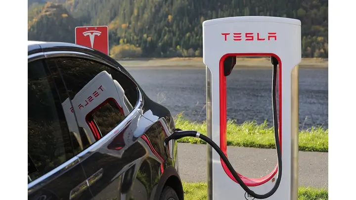 Hybrid Vehicle Sales Surge as Tesla Struggles in Key Markets