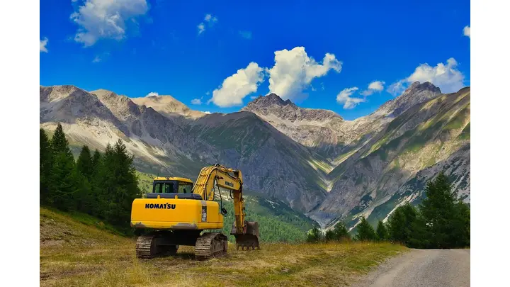 Komatsu's Optimistic Financial Outlook Amid U.S.-China Trade Developments