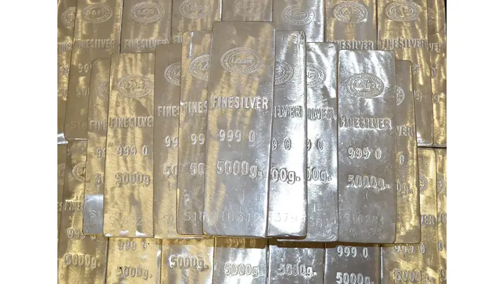 Gold and Silver Hold Support as Bond Yields Rise and Fed Rate Hike Bets Grow