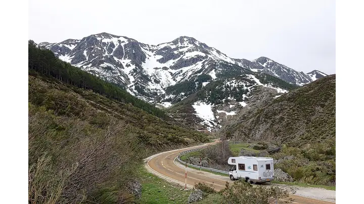 Camping World Surpasses Revenue Expectations in Q2 CY2025