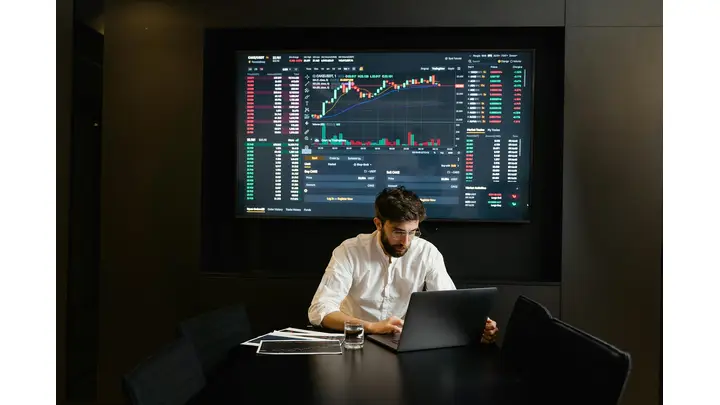 AutoZone Stock Analysis: Analysts Maintain Strong Buy Rating Despite Mixed Performance
